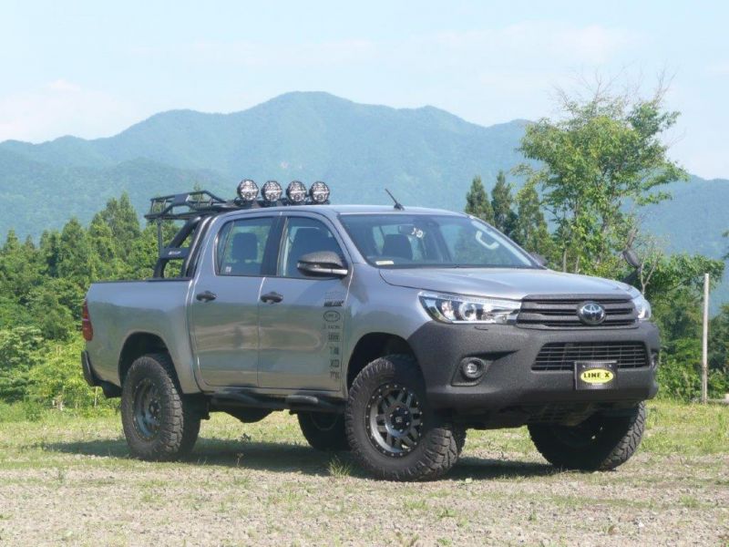 ハイラックス GUN125 LINEXカスタムデモカー シルバー | LINE-X Auto Japan